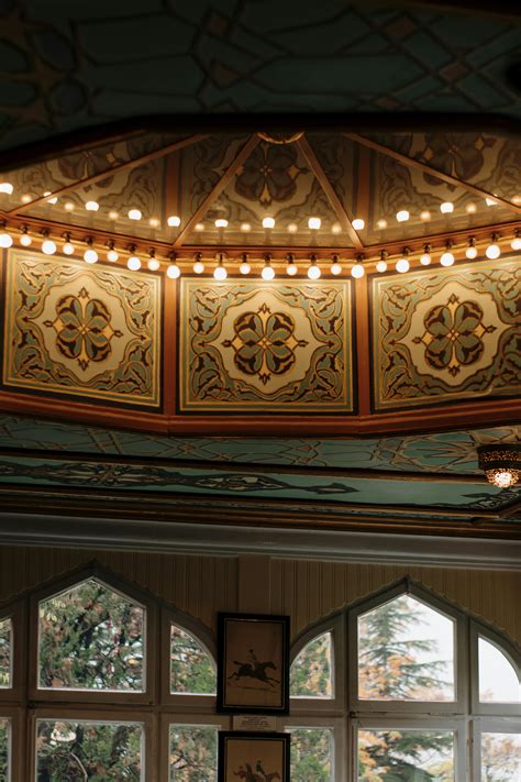 가구 가벼운 설치 가정 조명 고급 조명 디자이너 조명 따뜻한 조명 따뜻함 매달린 조명 미니멀리스트 룸 미니멀한 미적 장식 방 장식 부드러운 빛