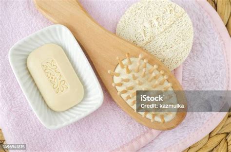 비누 바 분홍색 수건에 나무 빗 친환경 세면 용품 자연 미용 치료 피부 관리 또는 제로 웨이스트 개념 평면도 복사 공간 두피에 대한 스톡 사진 및 기타 이미지 Istock