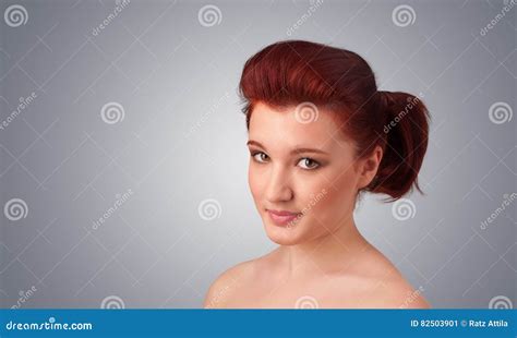 Fermez Vous Vers Le Haut Du Portrait De La Belle Jeune Fille Nue Image Stock Image Du Charme