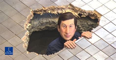 무릎 꿇은 히틀러·운석 맞은 교황…‘미술계 이단아 카텔란의 풍자 예술