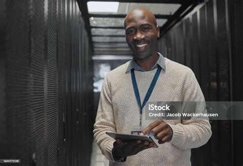 서버실 태블릿 또는 흑인 초상화 또는 데이터 센터 시스템 및 사이버 보안 코드 기술자 정보 기술 또는 디지털 혁신 분야의 행복한