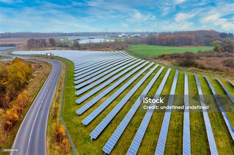 태양광 공원에는 빛 에너지를 전기로 변환하는 많은 태양 전지 판넬이 있습니다 도로에 대한 스톡 사진 및 기타 이미지 도로 태양전지판 태양 에너지 Istock