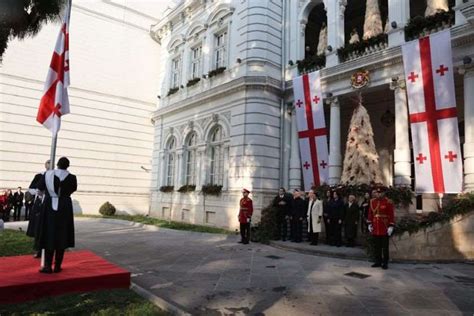 საქართველოს პრეზიდენტმა სახელმწიფო დროშის დღე ორბელიანების სასახლეში სტუდენტებთან ერთად აღნიშნა