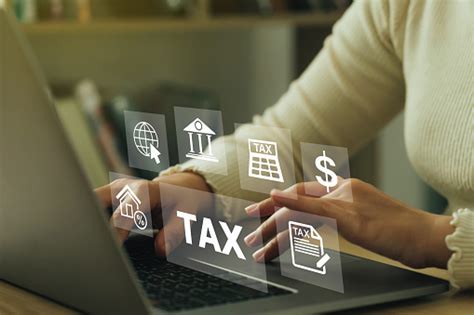 금융 연구 정부 세금 및 계산 세금 환급 개념 지불을 위해 소득세 온라인 신고서를 작성하기 위해 노트북을 사용하는 여성 세금 환급 계산세금 및 부가가치세 과세 시간 웹