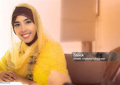 그녀의 배경 공간에 따뜻한 조명 사무실에서 미소와 아름 다운 이슬람 아랍어 여자 일부 텍스트 또는 콘텐츠를 추가 합니다 귀여운에 대한 스톡 사진 및 기타 이미지 Istock