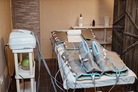 미용클리닉의 프레스테라피 치료 장비 프레소테라피에 대한 스톡 사진 및 기타 이미지 프레소테라피 마사지 도구 침대 Istock