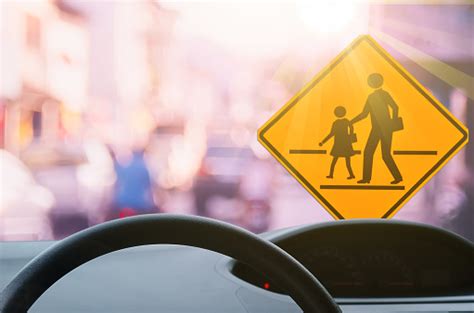 학교 영역 경고 표지판 및 내부 자동차보기 다채로운 보케 빛 추상적 인 배경흐림 교통 도로에 스티어링 휠 교통 및 여행 개념의 공간을 복사합니다 빈티지 톤 컬러 0명에 대한