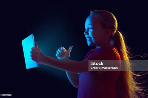 네온 빛에 어두운 스튜디오 배경에 고립 된 백인 소녀의 초상화 개념에 대한 스톡 사진 및 기타 이미지 개념 광고 귀여운 Istock