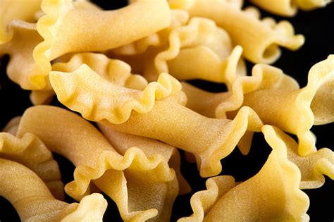 원시 파스타 스파게티 카넬로니 파팔레 캄파넬라 카바타피 콘킬라 페투치네 라자냐 페네 타글리아텔 검은 배경 0명에 대한 스톡 사진 및 기타 이미지 Istock