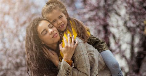 당신과 함께하는 나의 하루는 훌륭합니다 공원에서 딸과 함께 있는 아프리카계 미국인 어머니 사진 Unsplash의 세르비아 이미지