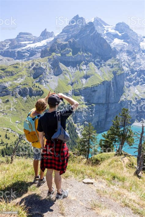 스위스알프스에서 자연과 아웃도어를 즐기는 여름의 아름다운 알프스 풍경을 바라보는 두 남자 산에 대한 스톡 사진 및 기타 이미지