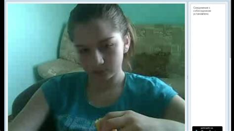 Девчонки показывает на веб камеру
