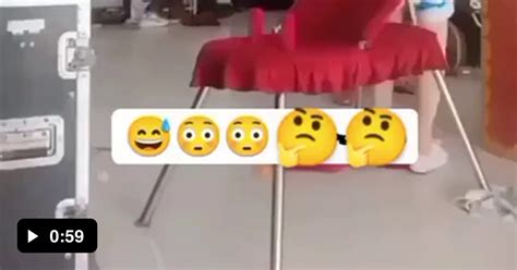 two girls one table 9gag