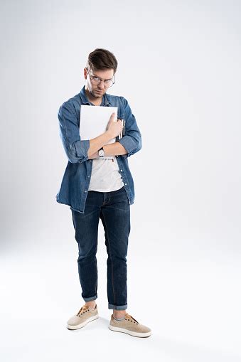 흰색 배경에 고립 된 책과 메모와 함께 전체 길이서 행복한 젊은 학생 남자에 대한 스톡 사진 및 기타 이미지 남자 전신 쥠 Istock