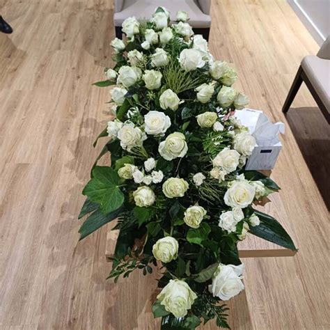 Dessus De Cercueil Composition Florale Pour Hommage Funéraire