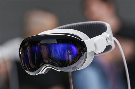 Apple Vision Pro Vr Headset With M2 Chip 23 Million Pixels 03192024
