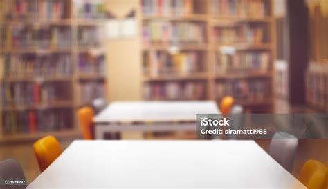 빈 흰색 나무 테이블 제품 디스플레이 몽타주에 대한 준비 도서관의 책 선반이 흐릿한 배경 책 선반이있는 교육 학습실 공간의 흐릿한 관점보기 0명에 대한 스톡 사진 및 기타