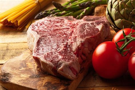 그릴을 위한 야채를 곁들인 대리석 소고기 스테이크의 육즙이 많은 신선한 조각 요리 배경 조리법 책 맛있는 음식 스테이크 요리 클로즈업 매크로 고기에 대한 스톡 사진 및 기타