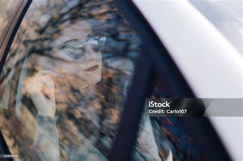 자동차 창 밖을 보고 아름 다운 젊은 여자의 클로즈업 사색에 대한 스톡 사진 및 기타 이미지 사색 차 창문 Istock