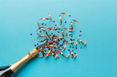 샴페인 병과 색상 배경에 텍스트를위한 공간 창조적 인 평면 평신도 구성 화려한 파티 스트리머와 샴페인 병 휴일 또는 크리스마스 개념 0명에 대한 스톡 사진 및 기타 이미지