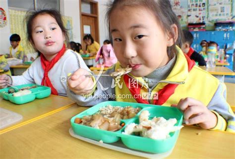 山东荣成荣获“中国学生营养餐示范城市”称号 人民图片网