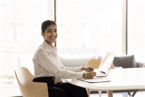 Feliz Retrato Interior De Una Bonita Mujer De Negocios India Foto De Archivo Imagen De