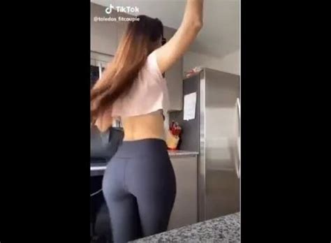Güzel ve dar taytlı kızın dansı
