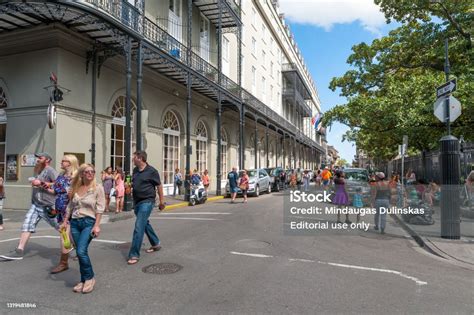 프랑스 쿼터 페스티벌 기간 동안 사람들과 함께 하는 뉴올리언스의 버번 스트리트 미시시피 강에 대한 스톡 사진 및 기타 이미지 미시시피 강 사람들 25 센트 Istock
