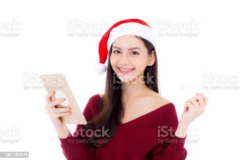 아름 다운 아시아 젊은 여자 쇼핑 신용 카드와 지주 태블릿 크리스마스 휴일에 지불 흰색 배경에 고립 된 여자 고객에 대한 스톡 사진 및 기타 이미지 Istock