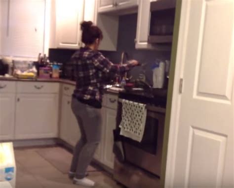 Un Fils Surprend Sa Mère En Train De Danser Pendant Quelle Cuisine Et