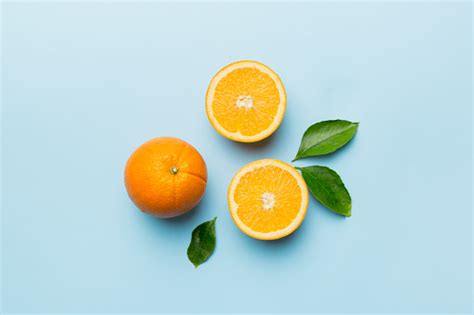 컬러 배경에 신선한 오렌지 슬라이스의 과일 패턴 맨 위 보기입니다 공간을 복사합니다 창조적 인 여름 개념 최소한의 평평한 평지에 감귤류의 절반 0명에 대한 스톡 사진 및