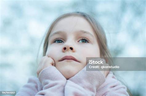 긴 머리를 가진 조금 귀여운 소녀는 심각 하 게 슬픈 공원에 앉아 있다 가족에 대한 스톡 사진 및 기타 이미지 가족 고독 개념 고독 부정적인 감정 표현 Istock