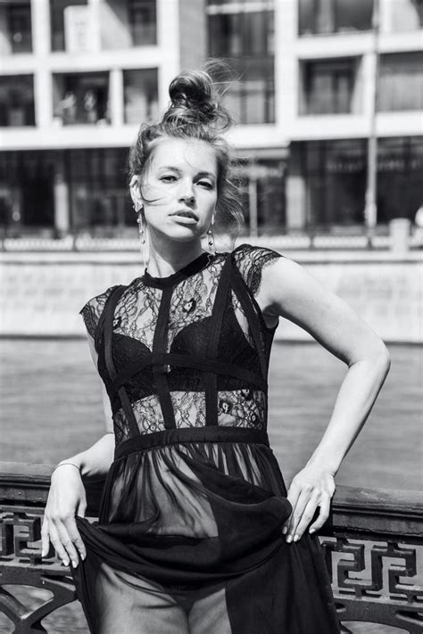 Девушка в городе