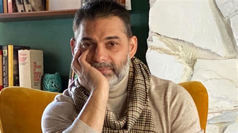 باغبانی پیمان معادی بازیگر فیلم برادران لیلا در باغچه باصفا خانه اش زن