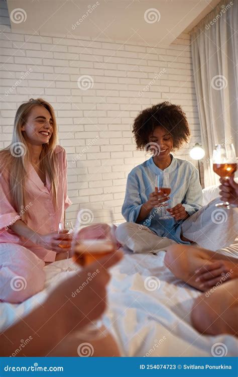 Namoradas Se Divertindo E Bebendo Vinho Imagem De Stock Imagem De