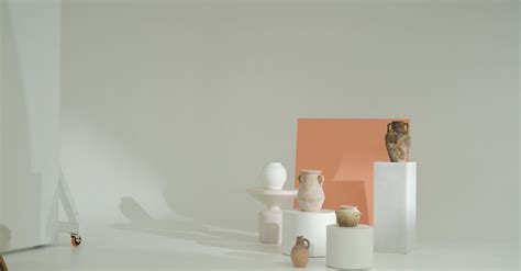 개념 예술 갤러리 균형 꽃병 뉴트럴 팔레트 단순함 도기 디스플레이 디자인 요소 미니멀리스트 미술 베이지 부드러운 색조 스튜디오 스튜디오 설정