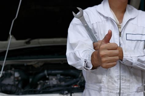 전문 정비사 젊은이 나타나는 엄지 자동차와 성공의 상징으로 차고 배경에서 오픈 후드에 손을 닫습니다 자동 수리 서비스입니다 개선에 대한 스톡 사진 및 기타 이미지 Istock