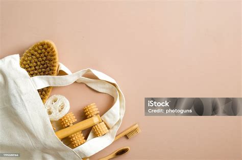 환경 친화적 인 욕실 액세서리 캔버스 쇼핑 백 플랫 누워 루파 스폰지 스파 브러시 천연 대나무 칫솔 제로 폐기물 개념 플라스틱 무료 0에 대한 스톡 사진 및 기타 이미지