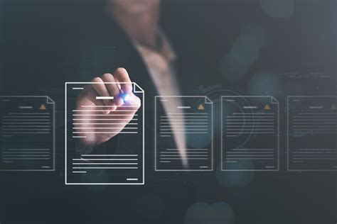 확인란 목록이있는 가상 온라인 문서를 통해 단계를 확인하는 사업가 관행 및 정책의 개념 회사 정관 이용 약관 건강관리와 의술에 대한 스톡 사진 및 기타 이미지 Istock