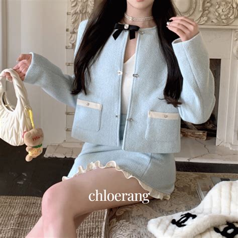 클로에랑 겨울신상겨울하객룩연말룩 블루 리본 브로치 포켓 긴팔 라운드넥 자켓프릴 배색 A라인 플레어 미니스커트 투피스 셋업 세트 가을 겨울데이트룩 하객룩 캠퍼스룩