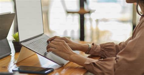 현대 사무실에서 나무 책상에 노트북 키보드에 타이핑하는 여성 손의 측면 보기 사진 Unsplash의 태국 이미지