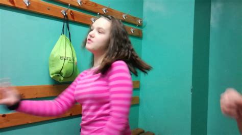 Девочки в раздевалке перед спортом Youtube