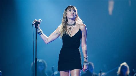 Miley Cyrus Sported A New Tattoo At The Vmas While Performing Liam