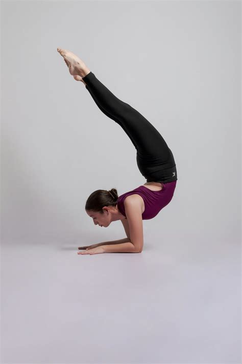 거친 건강 균형 기쁨 다이나믹한 댄스 라이프스타일 레저 레크리에이션 명상 모래 모험 물 바다 바위 같은 해변 반사 비키니 신체 아름다움