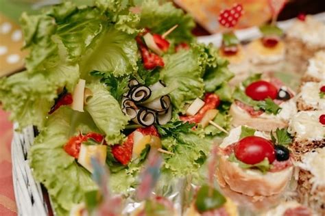 무료 사진 파인애플 과일 소시지 뷔페 샐러드 바 치즈 장식 생산 음식 맛 있는