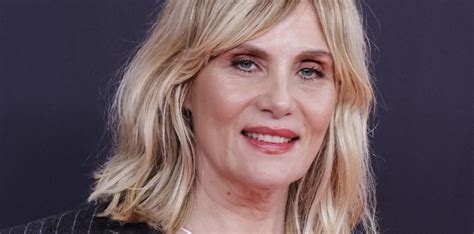 Emmanuelle Seigner Très Décolletée Face à Une Actrice En Culotte