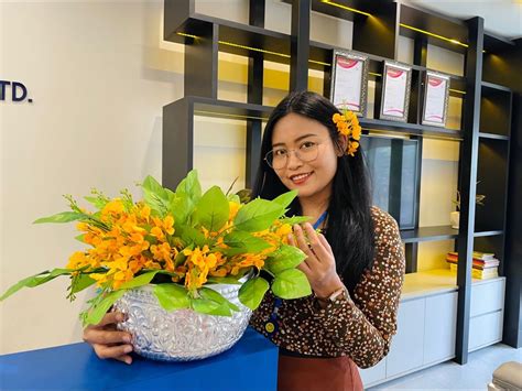 thet eain mhue on linkedin thingyan theme at my office🌝