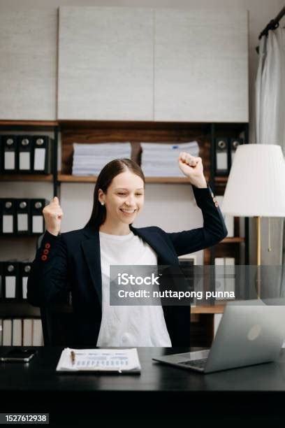 백인 비즈니스 여성은 태블릿 노트북에서 하는 일에 기뻐하고 행복하며 현대 사무실에서 메모합니다 25 29세에 대한 스톡 사진 및 기타 이미지 Istock