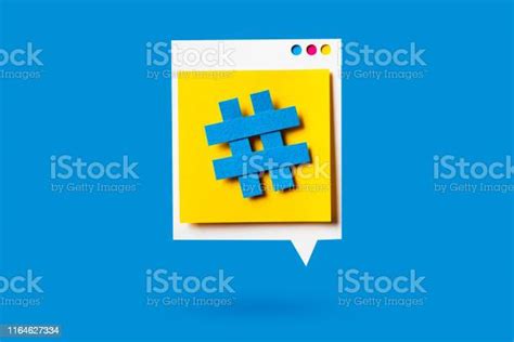 파란색 배경에 노란색 연설 거품에 해시 태그 기호의 종이 컷 아웃입니다 소셜 미디어 및 디지털 마케팅의 개념 해시태그에 대한 스톡 벡터 아트 및 기타 이미지 Istock
