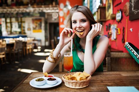 Девушка в ресторане десерт 91 фото